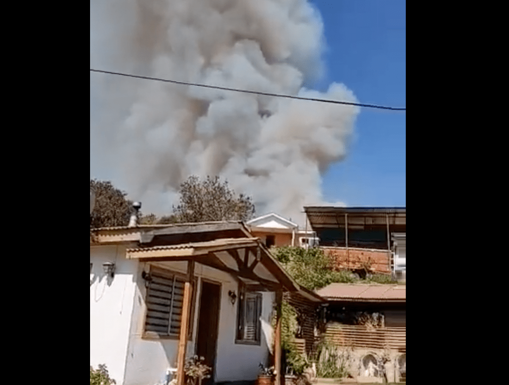 Incendio de Quilpué amenaza con llegar a viviendas del sector Los ...